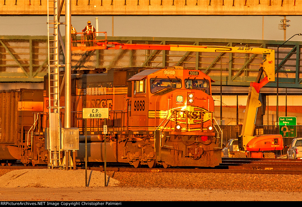 BNSF 9868 Leads E-SAIATM0-43